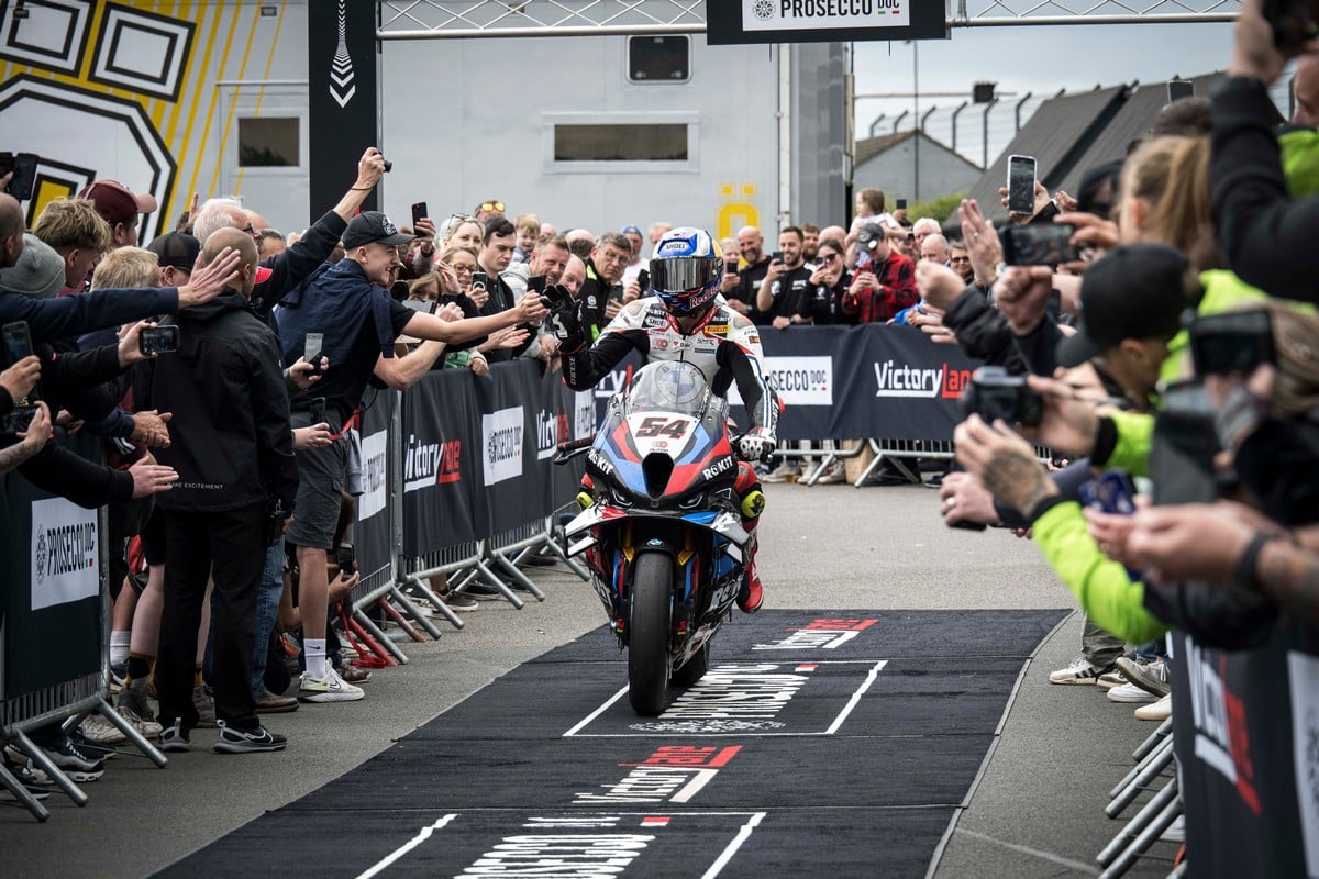 SBK | Gp Donington Gara 2: Razgatlioglu fa tris, Bulega e Alex Lowes a ...