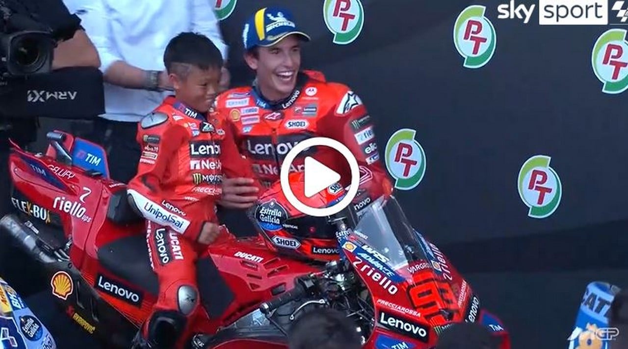MotoGP | Thailand GP: Marquez makes his baby fan happy [VIDEO]